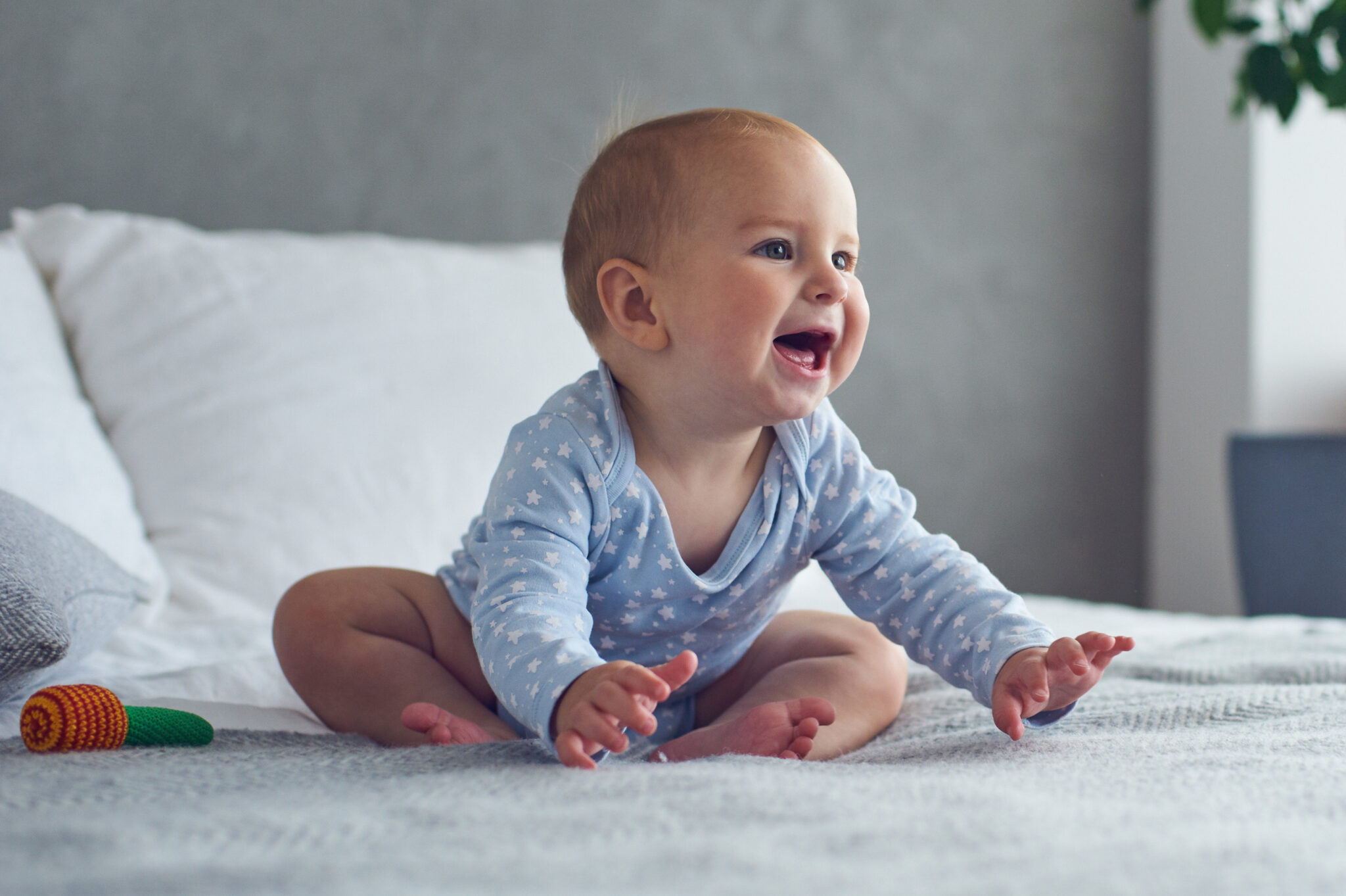 Baby 8 Monate: Schlaf, Entwicklung, Essen & Schübe