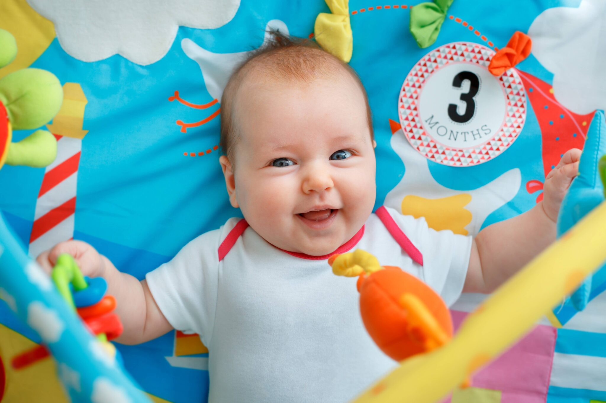 Bauchlage Baby: 7 Tipps, damit es klappt | Babyartikel.de Magazin