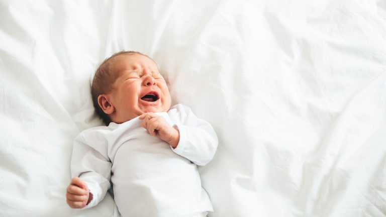 Baby weint im Schlaf: Das sind die Ursachen | Babyartikel.de Magazin